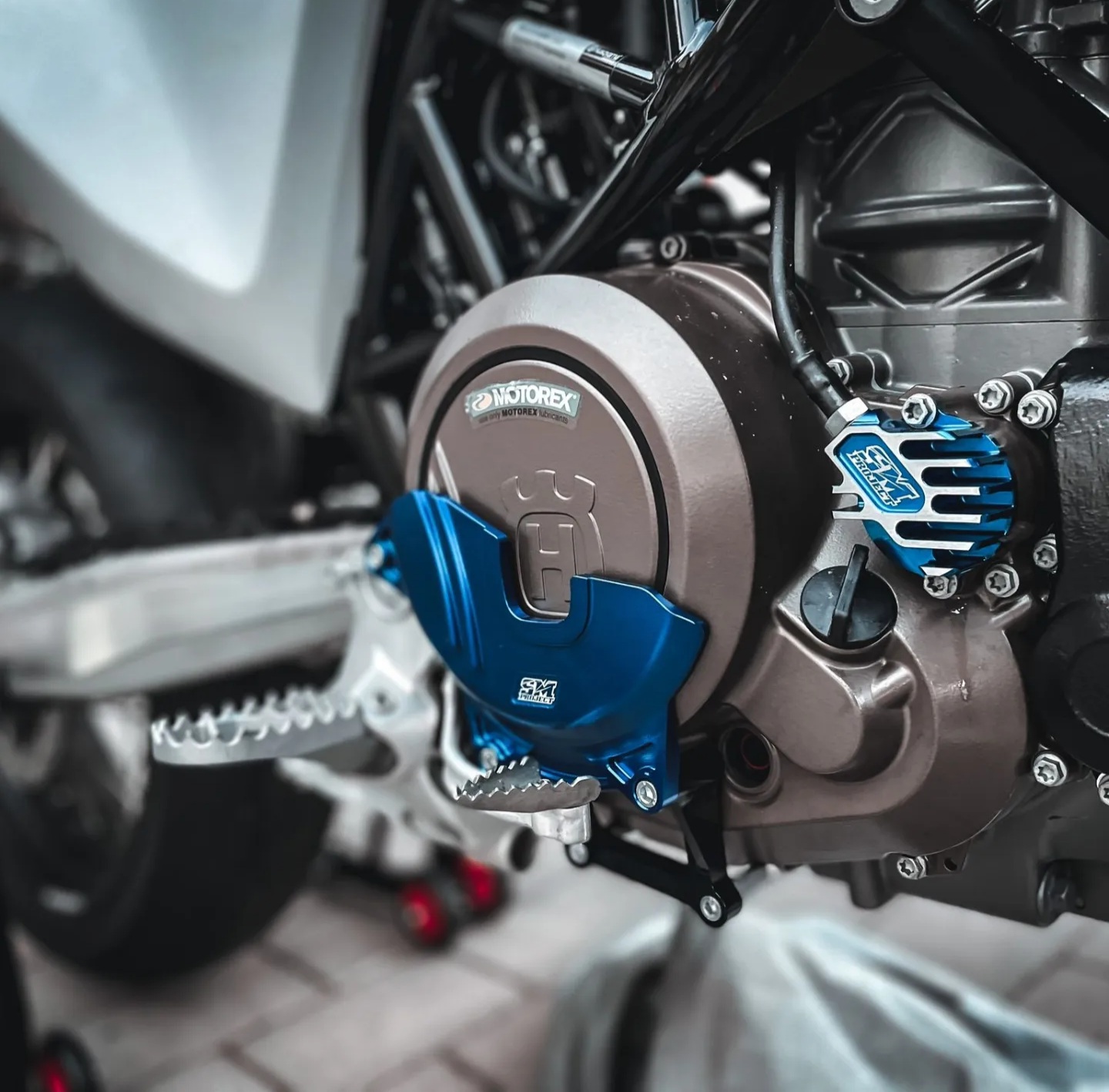 Finned oil filter cap radiator Husqvarna 701 – Vitpilen 701 – KTM 690 ...